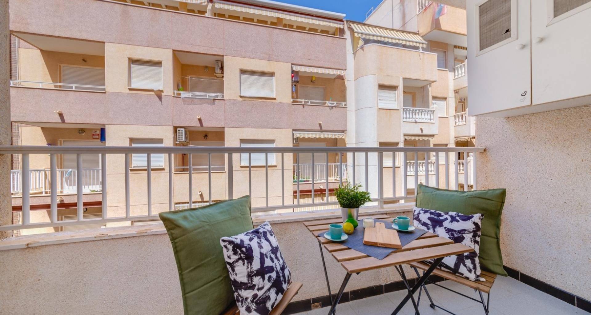 Charmig lägenhet bara 300m till stranden till salu