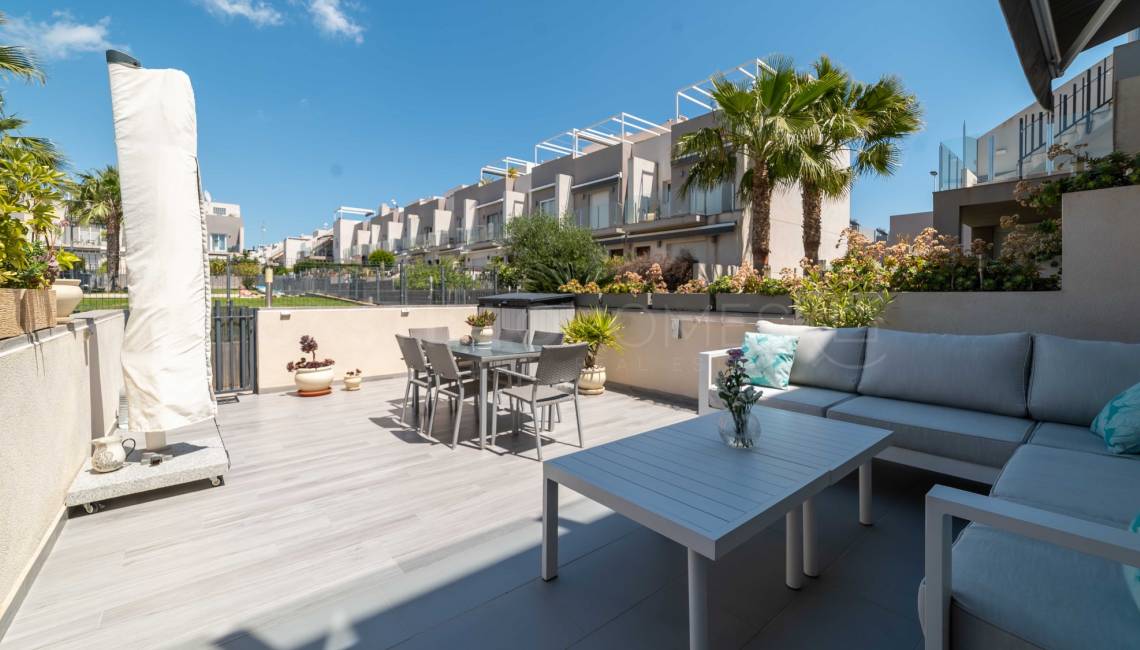 Modernt radhus till salu med flera uteplatser